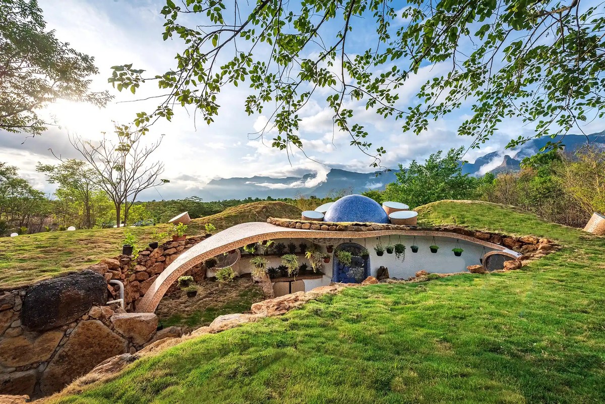 Hospede-se em uma casa de hobbit camuflada nas colinas da Índia