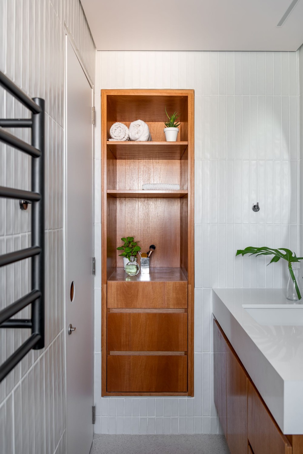 Banheiro com nichos embutidos: dicas para escolher a altura e os ...