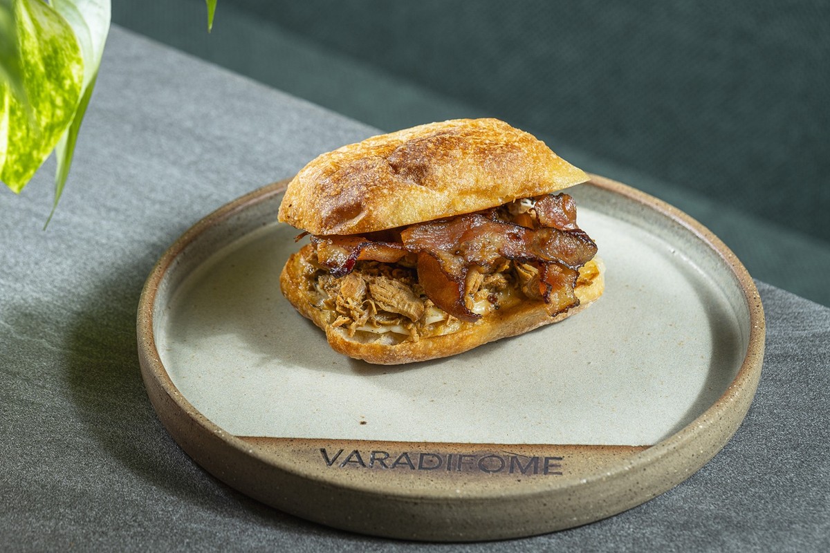 Como fazer sanduíche de ciabatta recheado com carne de panela e bacon
