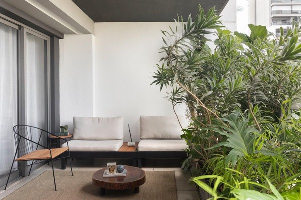 Sofá para varanda de apartamento: como escolher + 11 ideias sofisticadas