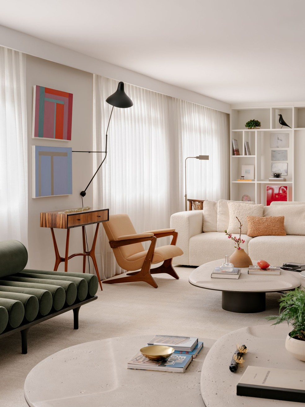 Sala redesenhada vira o coração do apartamento de 320 m² para vida a ...