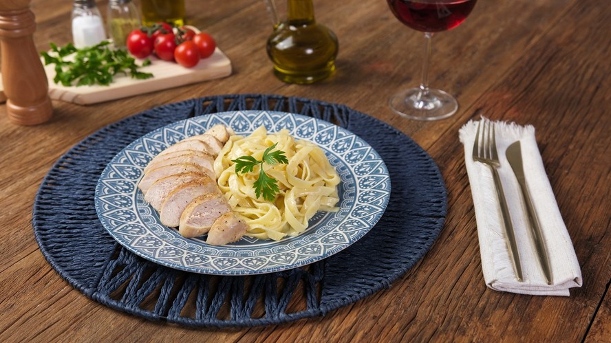 Chicken Alfredo: como fazer a receita de macarrão com filé de frango
