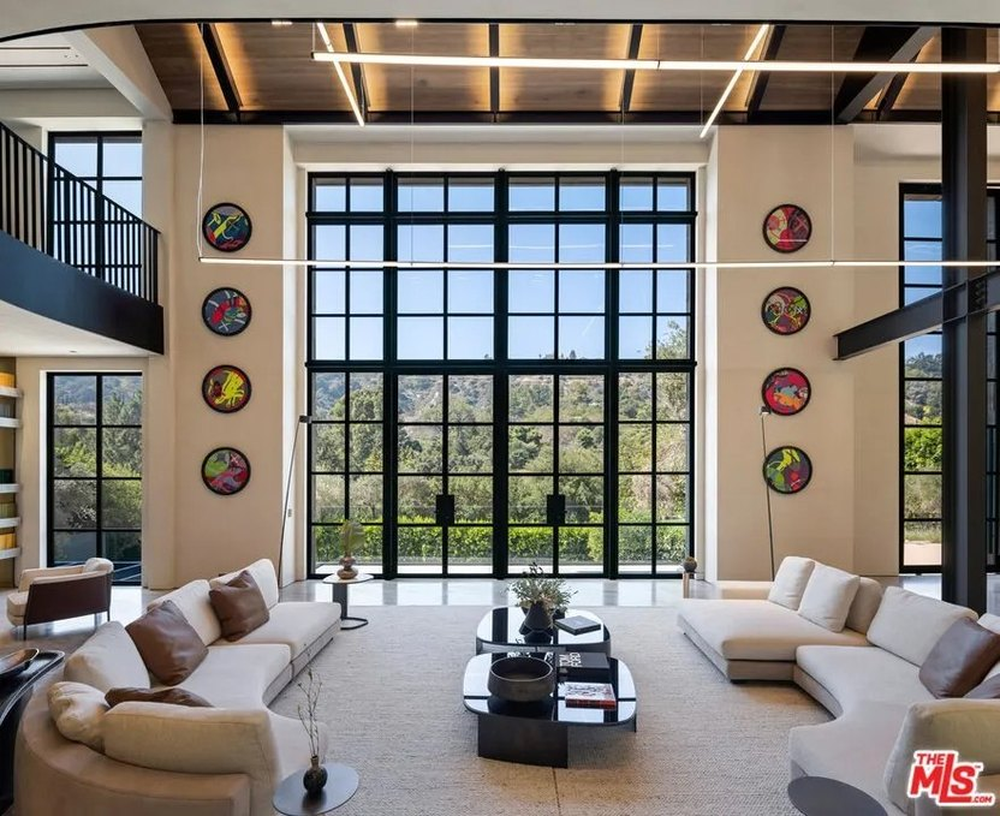 Antiga mansão de Gene Simmons, vocalista da banda Kiss, é reformada e ...