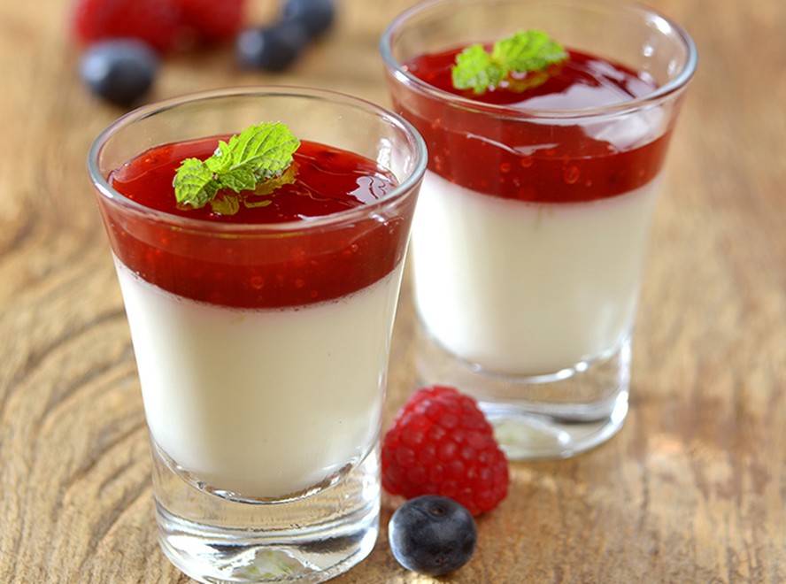 Receita simples de panacota de frutas vermelhas para servir no copinho