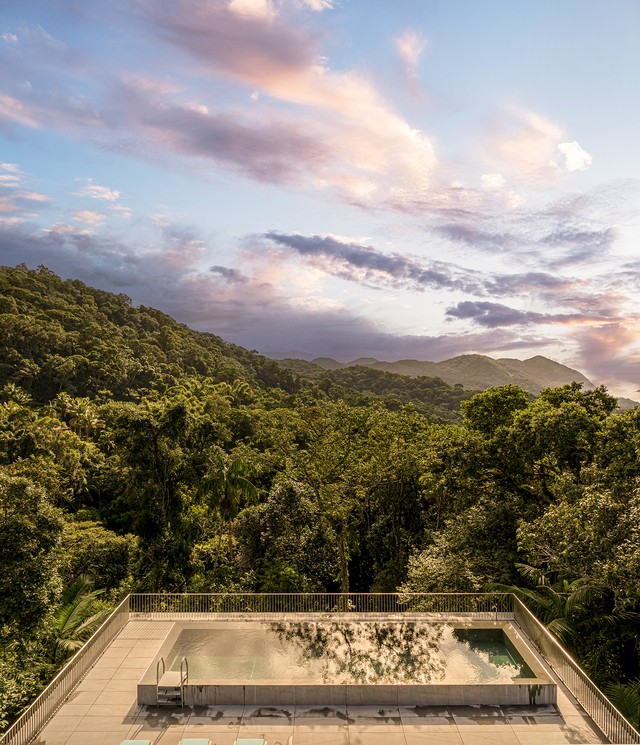 Casa suspensa por pilotis preserva vegetação nativa da Mata Atlântica