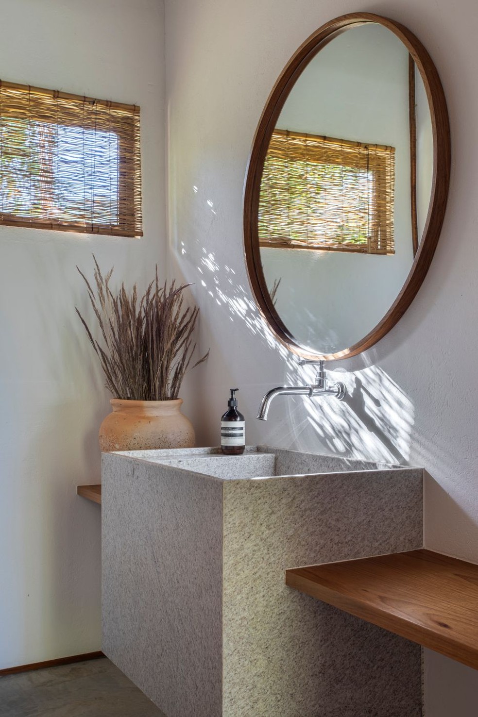 Arquiteta constrói casa ao redor de lago no terreno dos avós no interior de Minas Gerais ...