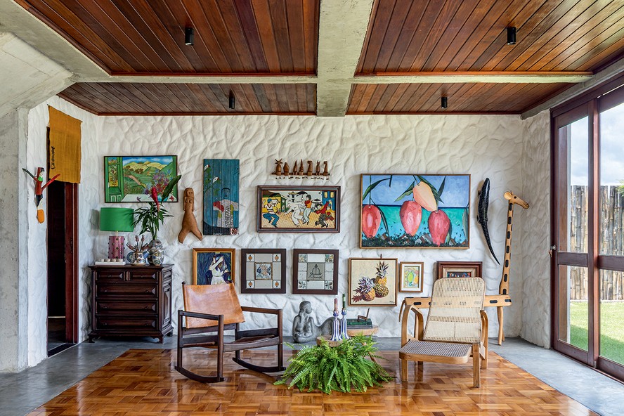 Casa de 500 m² em Pernambuco reúne arte, cores vibrantes e peças herdadas