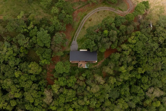 Chalé suspenso é projetado para se camuflar na natureza da serra paulista