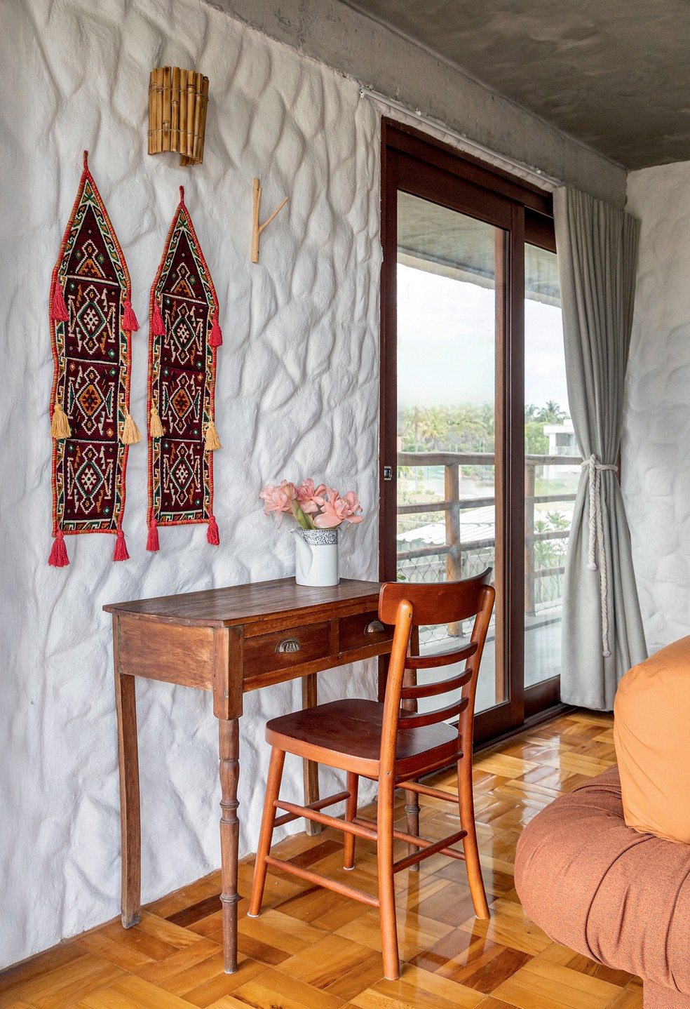 Casa de 500 m² em Pernambuco reúne arte, cores vibrantes e peças herdadas