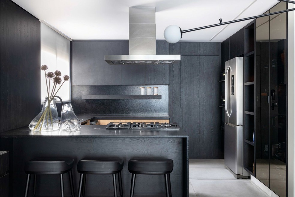 Arquiteta aposta em minimalismo e integração para o seu próprio apartamento