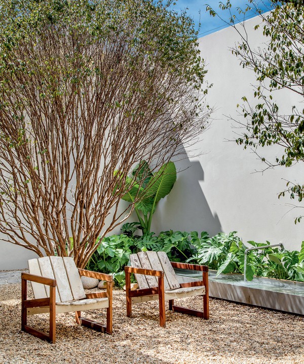 Escritório em SC tem decoração neutra e integração com a natureza