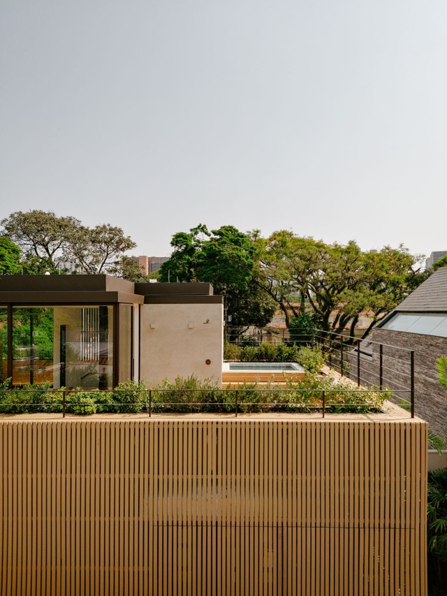 Casa paulistana em terreno compacto tem rooftop com hidro e decoração ...