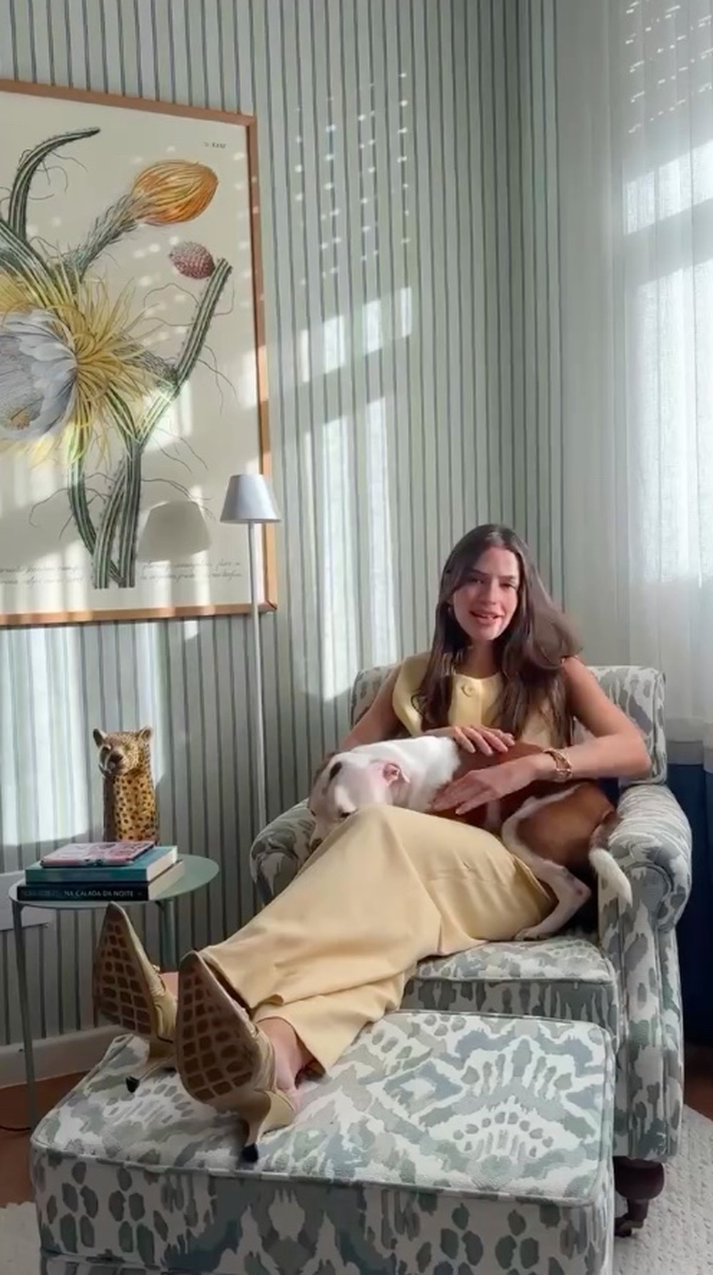 Lele Burnier faz tour pelo seu quarto com cores claras e mix de estampas