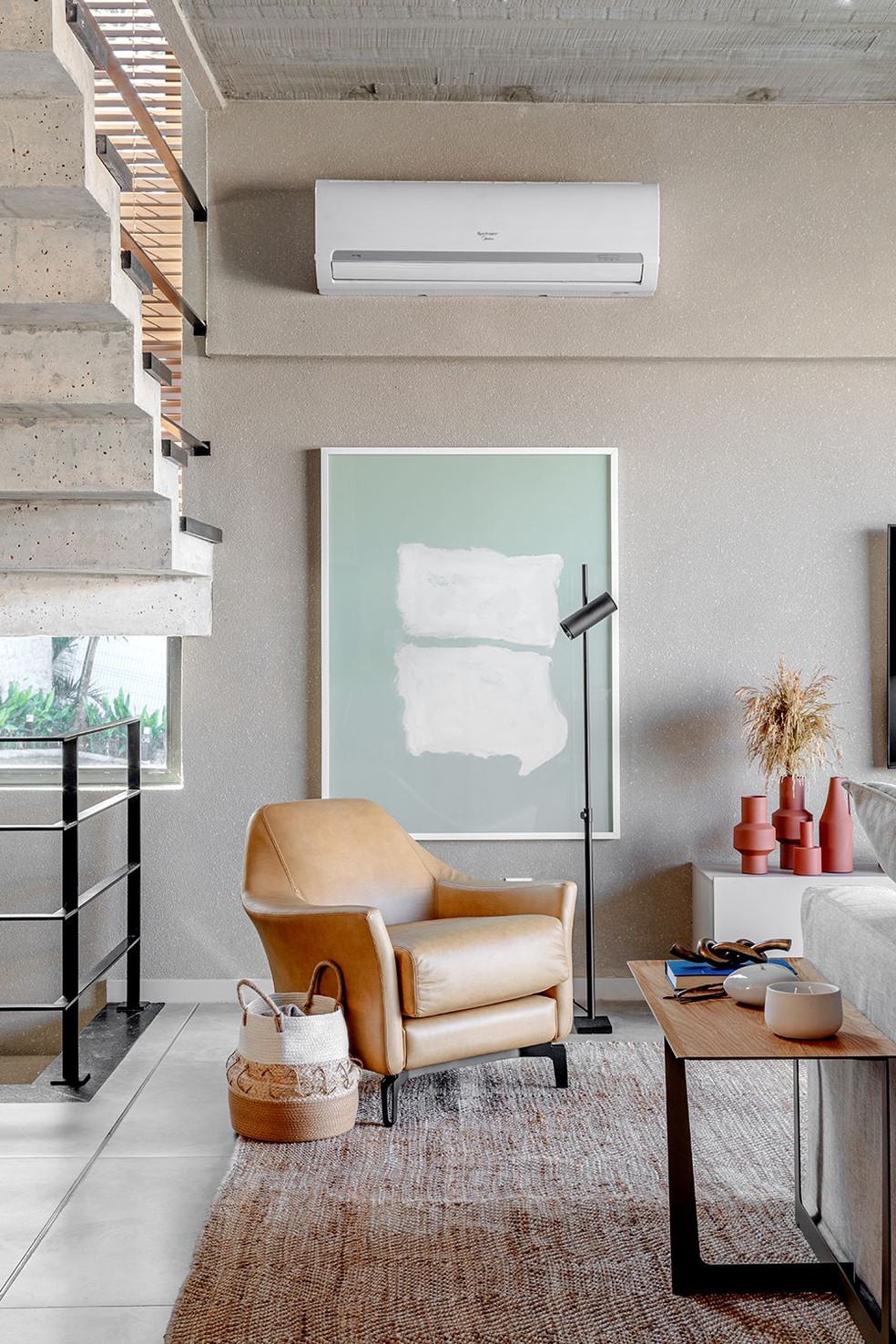 Madeira e estilo industrial criam refúgio de férias para família em ...