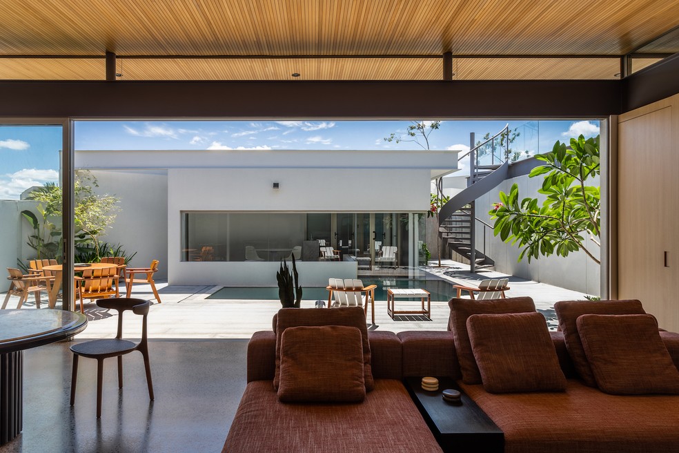 Casa contemporânea é erguida de forma sustentável em terreno triangular | Arquitetura | Casa e ...