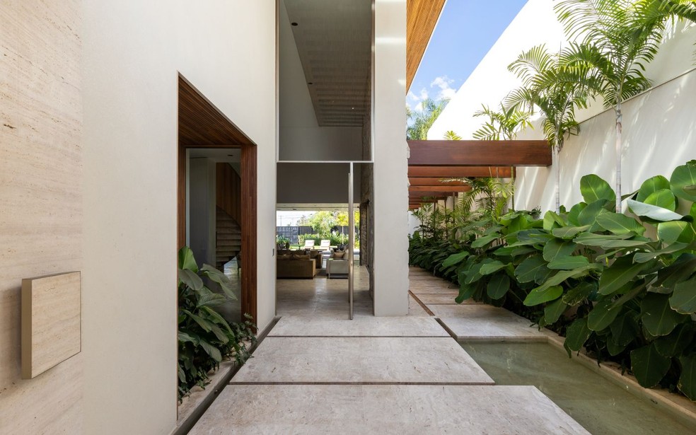 Casa em Brasília celebra o equilíbrio entre o construído e o natural | Arquitetura | Casa e Jardim