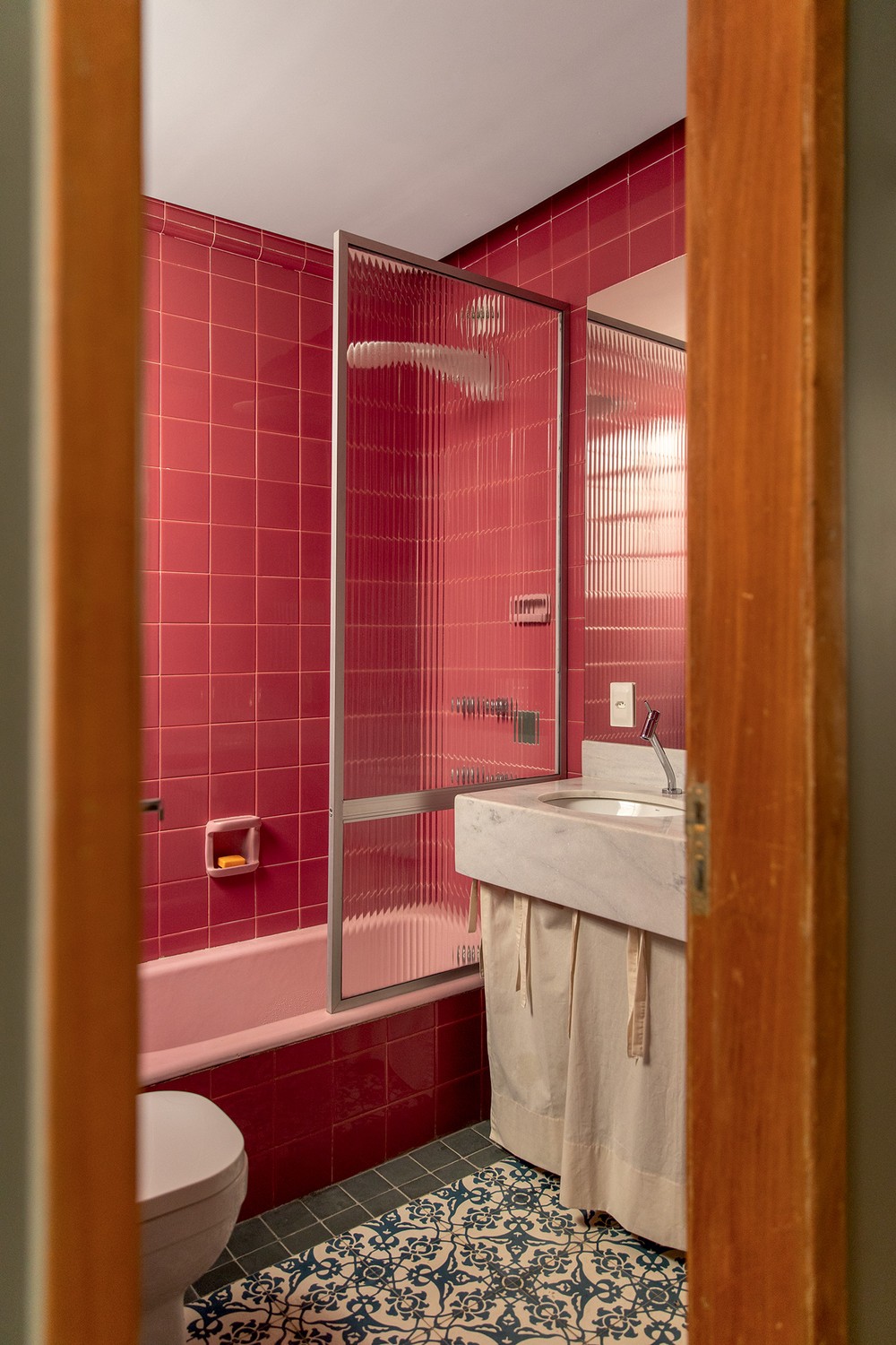 Reforma amplia área social de apartamento banhado por luz natural