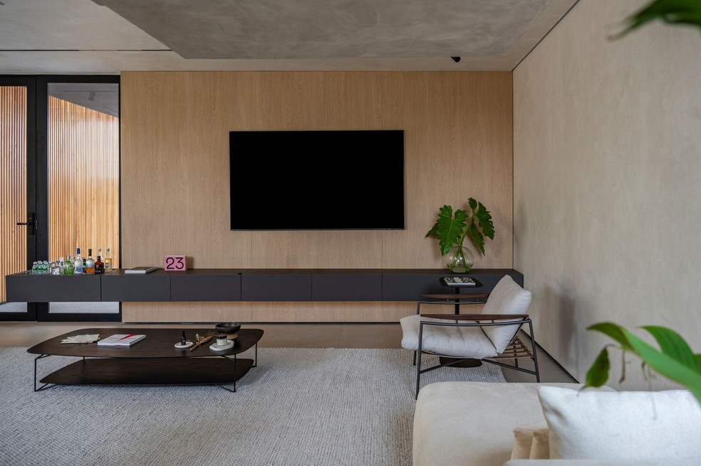 Concreto, madeira e preto dominam estética de casa no interior de SP