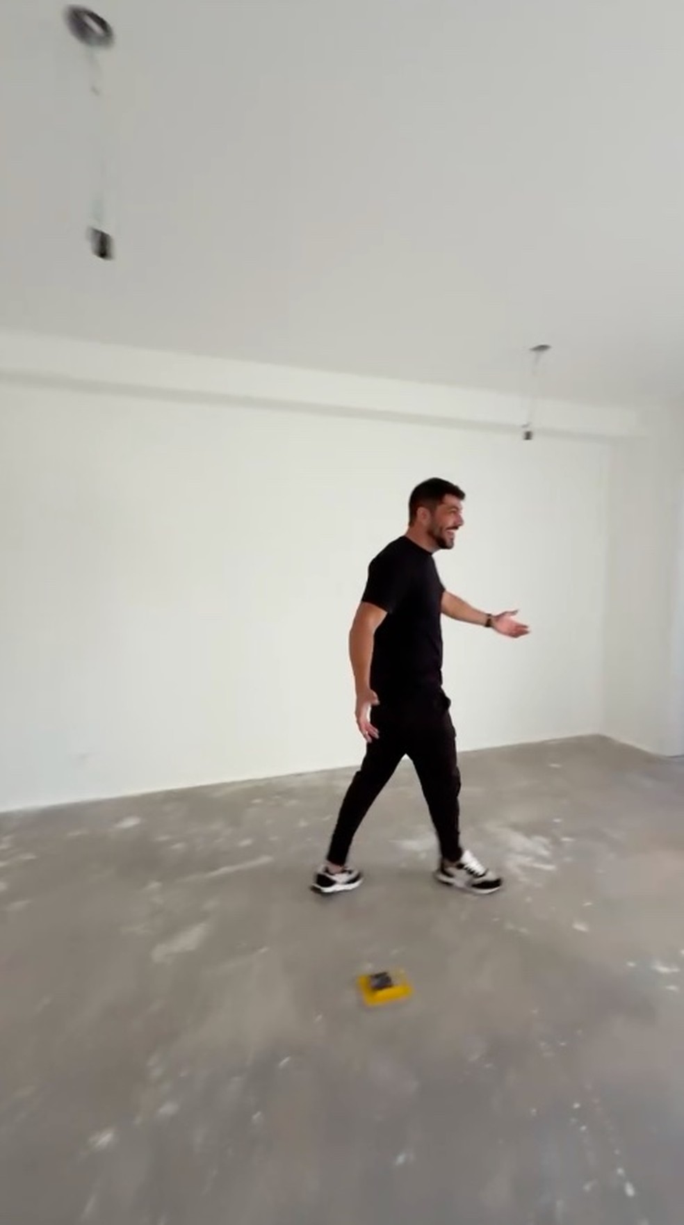 Mirela Janis e Yugnir fazem tour completo por novo apartamento em SP ...