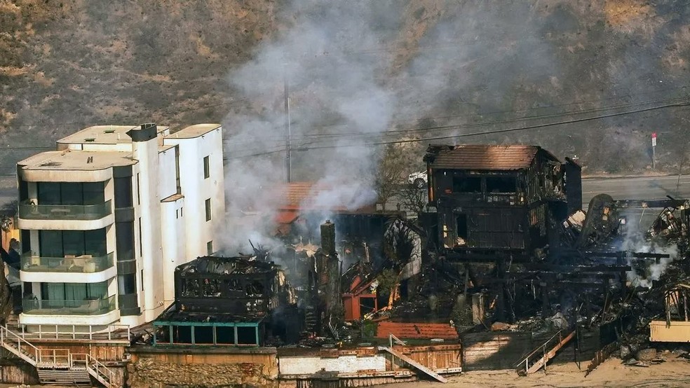 Fotos mostram mansão "sortuda" que escapou do incêndio de Los Angeles | Mundo | Casa e Jardim