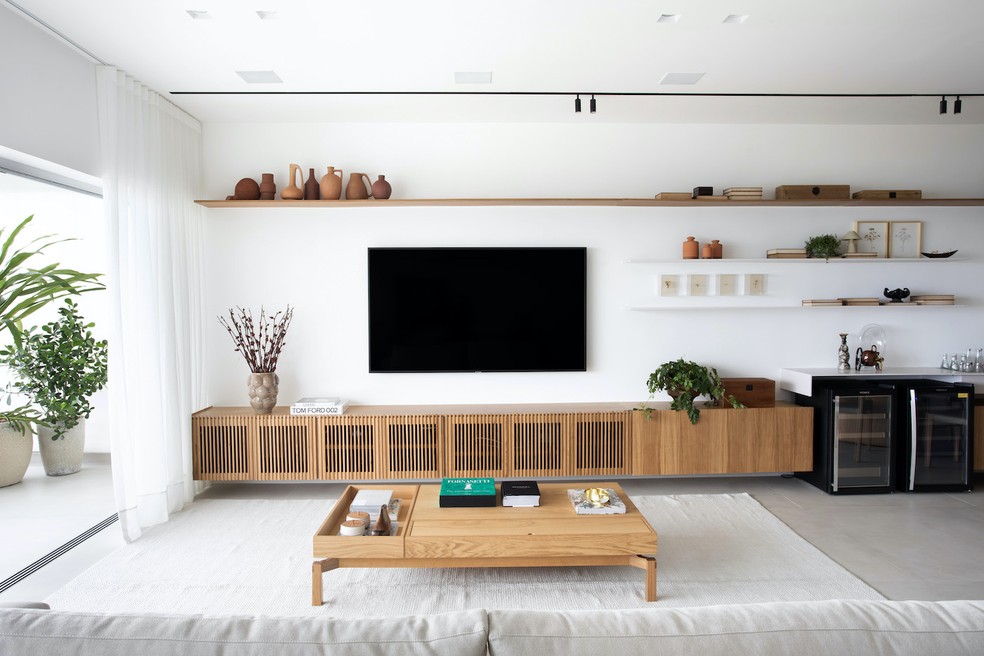 Decoração clean e elegante faz pano de fundo para o mar em apartamento