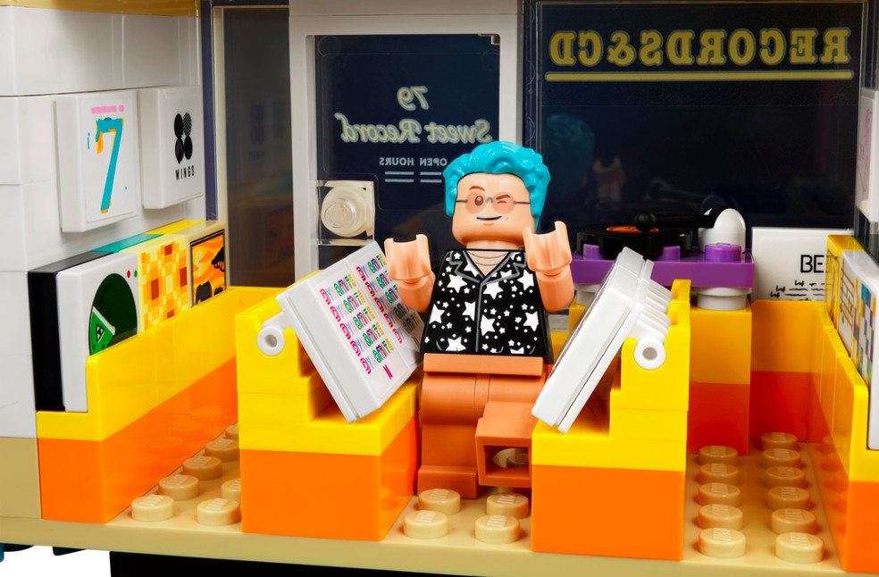 O grupo de k-pop BTS ganha versão LEGO do clipe retrô 'Dynamite'