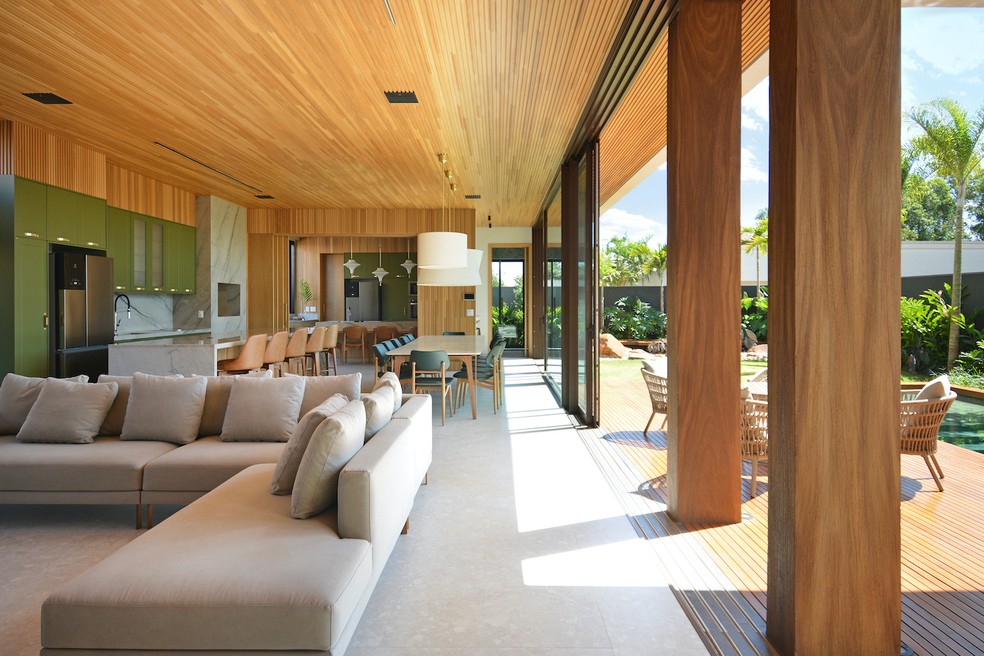 Casa de 538 m² é marcada por madeira, brises metálicos e paisagismo