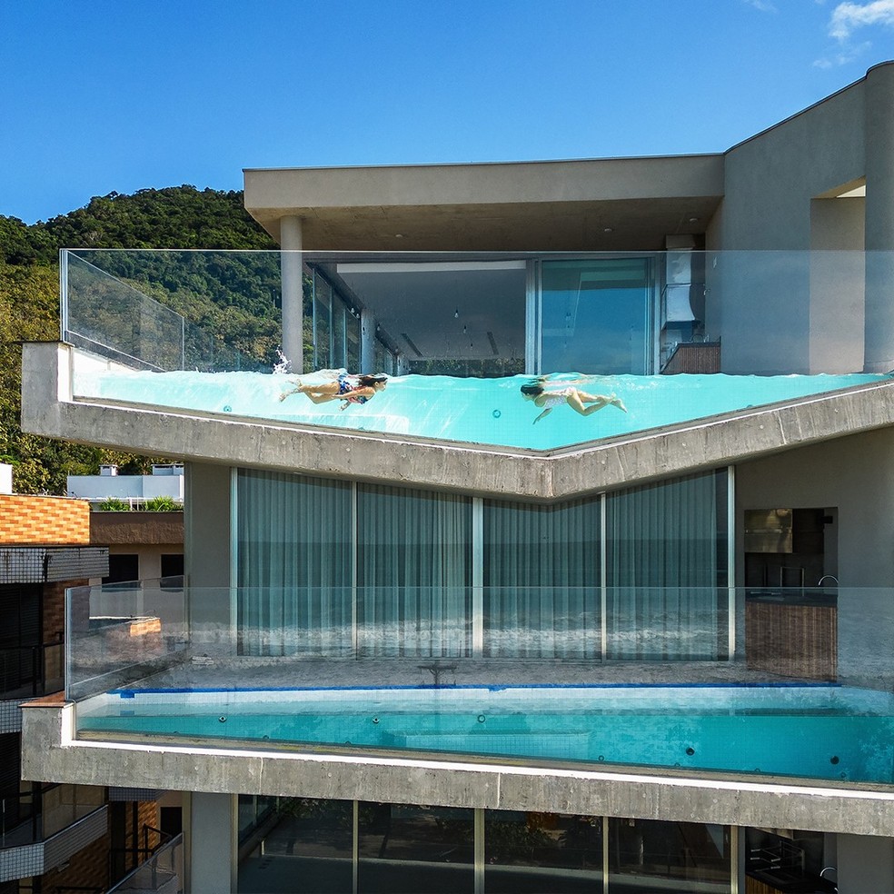 Ilusão de ótica ou piscina na sacada? Vídeo de apartamento em Ubatuba ...