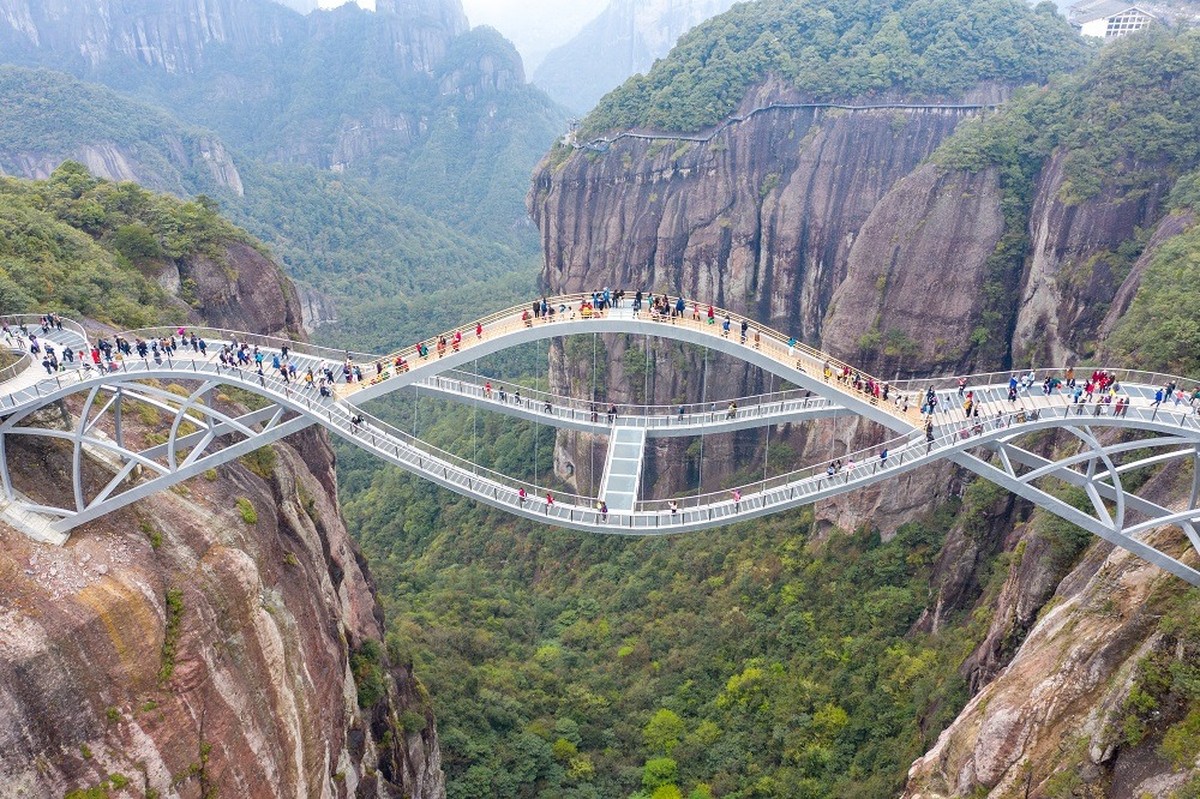 Teria coragem? Ponte na China impressiona por desafiar a gravidade a ...