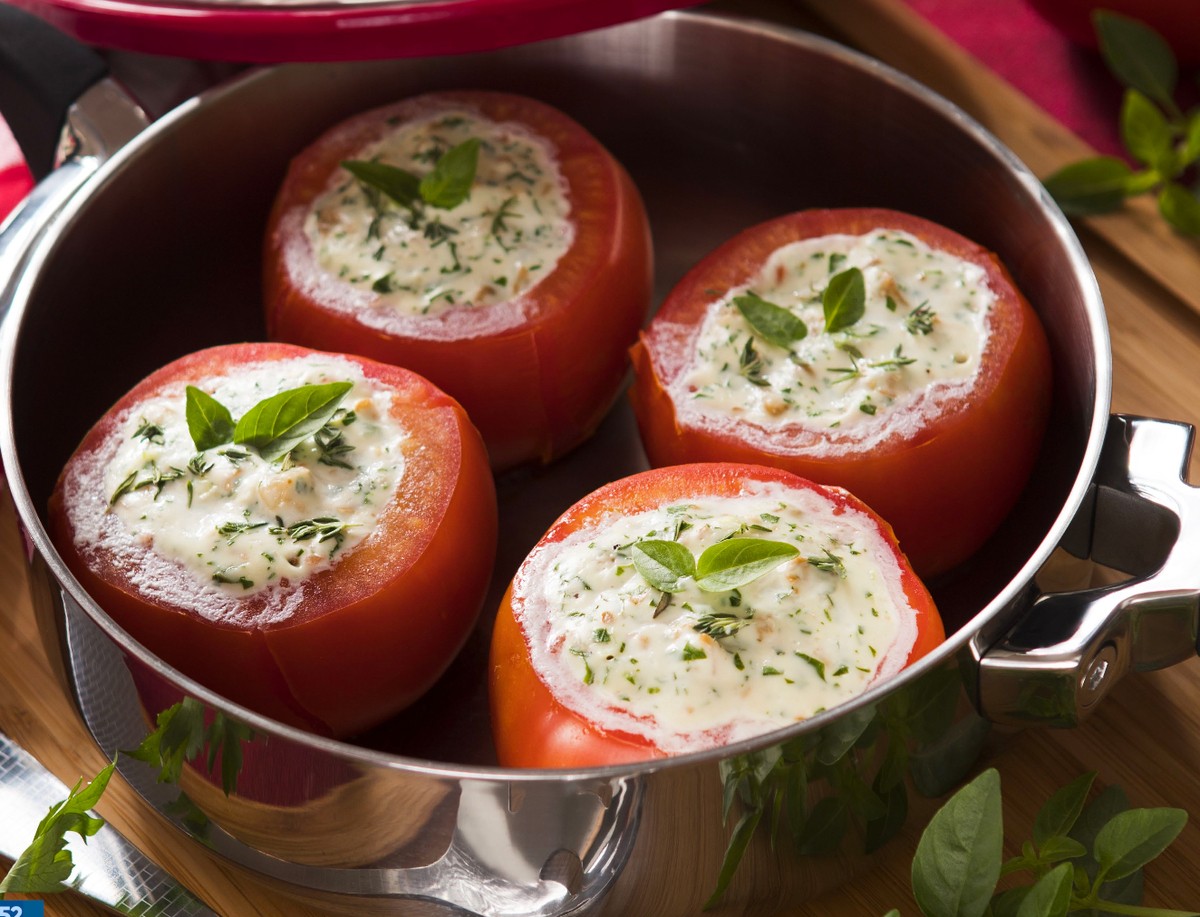 Receita de tomate recheado com requeijão, nozes e ervas