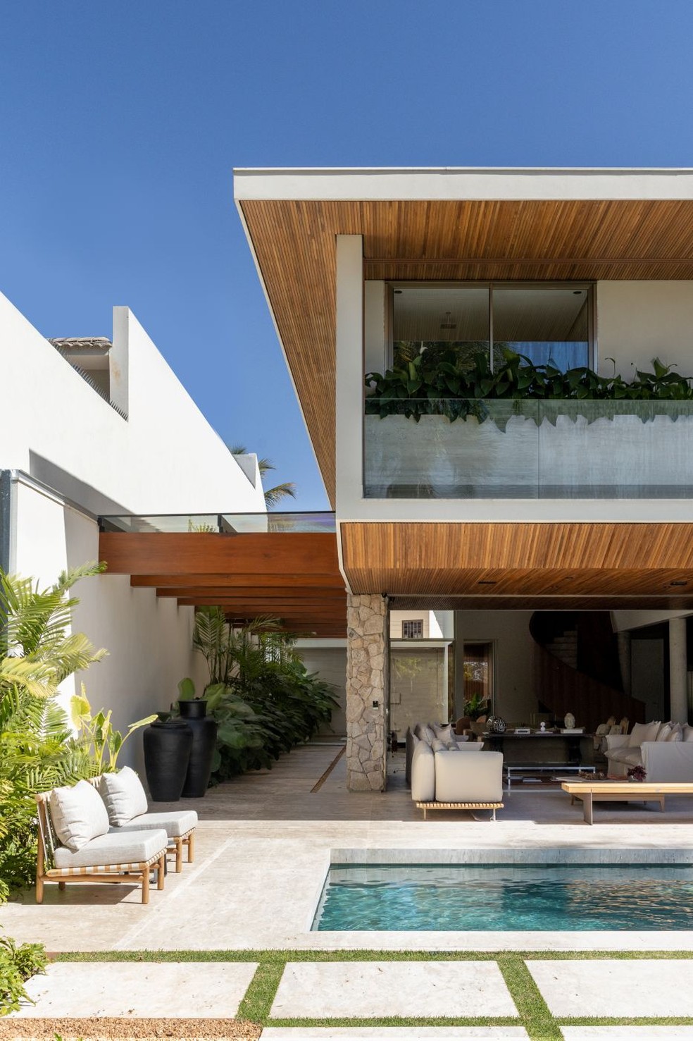 Casa em Brasília celebra o equilíbrio entre o construído e o natural | Arquitetura | Casa e Jardim