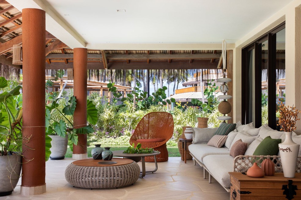 Estilo rústico-chic marca casa de praia com materiais naturais e amplas ...