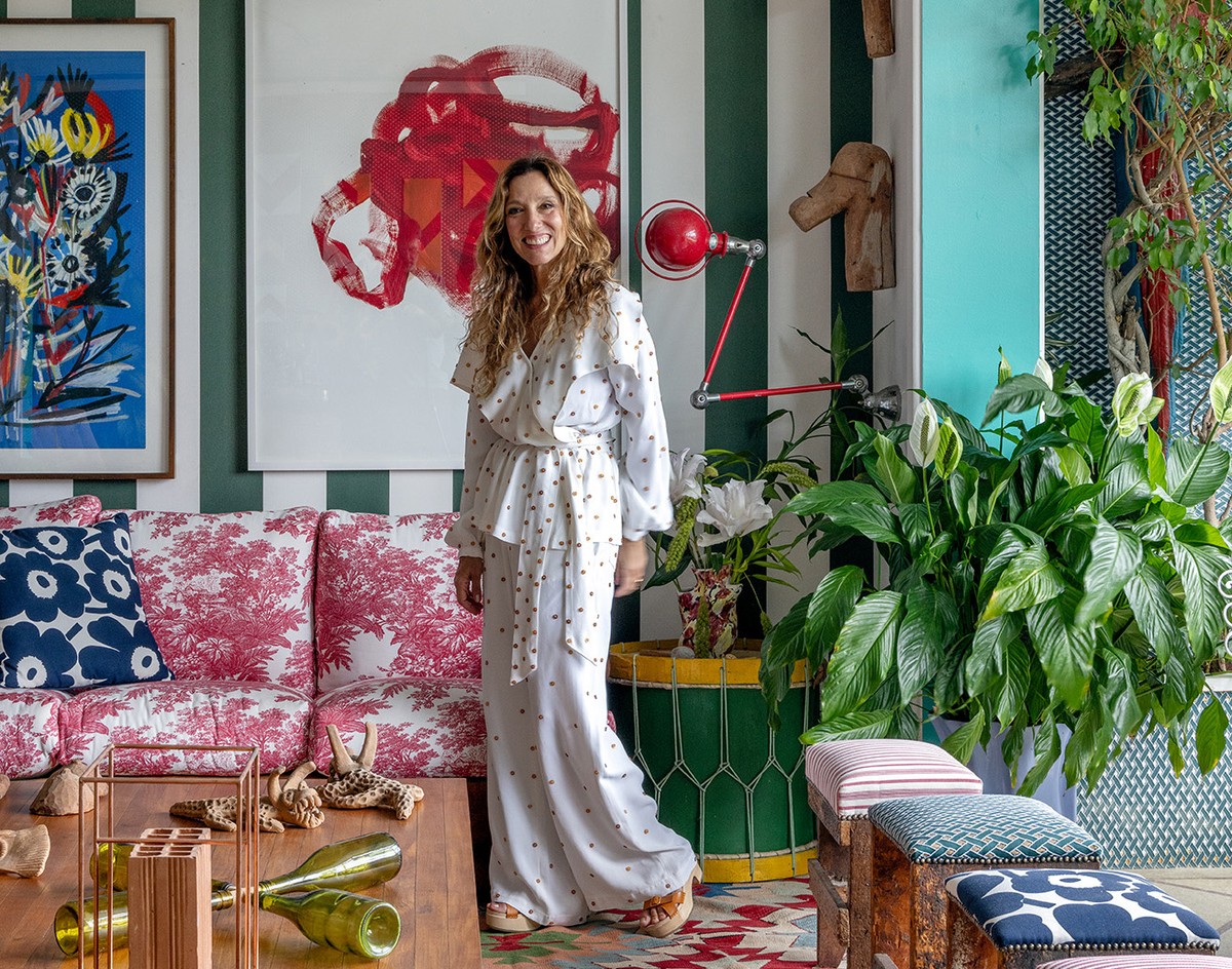 O apartamento colorido e maximalista da estilista Isabela Capeto no RJ