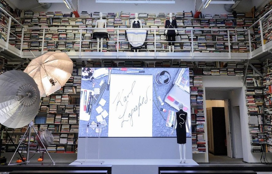 Biblioteca e livraria parisiense de Karl Lagerfeld tem mais de 33 mil ...