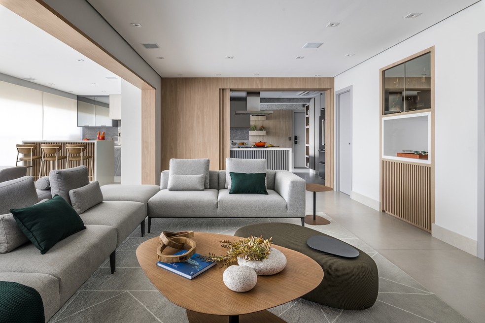 Tons sóbrios e integração marcam apartamento paulistano de 162 m²