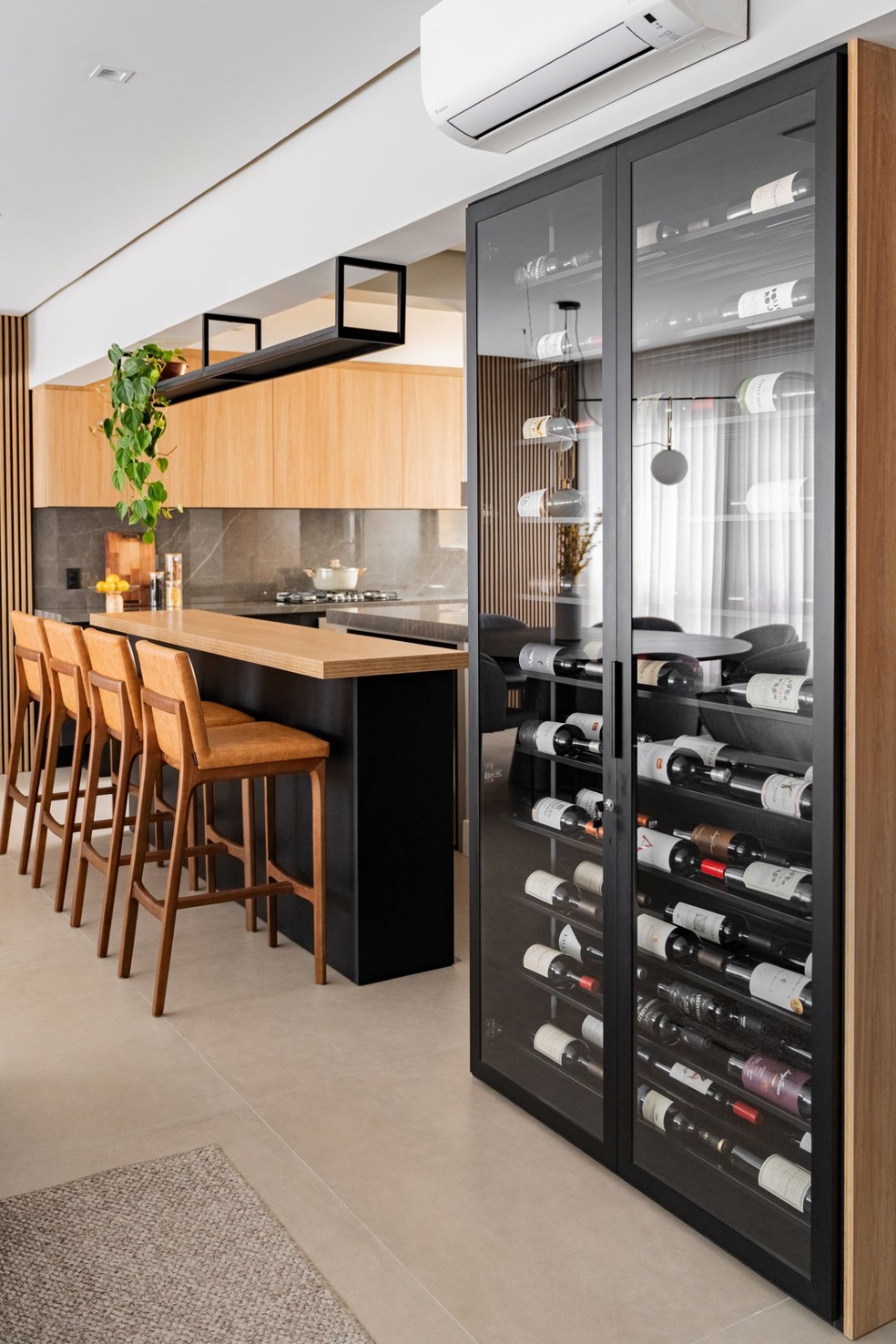 Espaços integrados e adega privilegiam convivência em apartamento ...