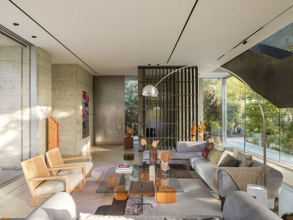 Casa com estética brutalista parece levitar nas colinas e vinhedos de ...