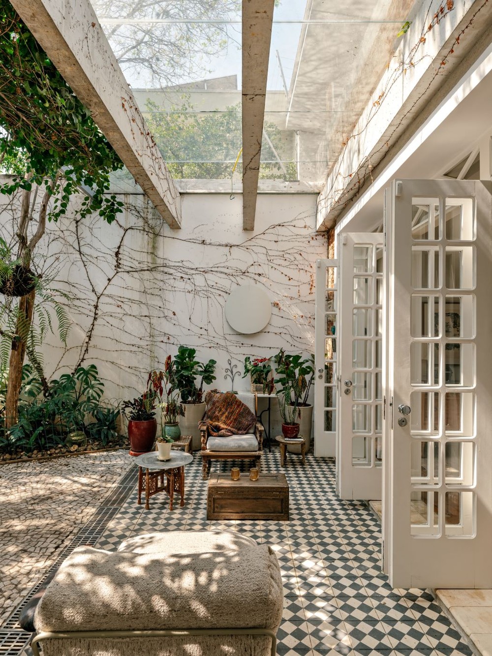 O antigo e o novo se encontram em projeto de reforma de casa dos anos 1970