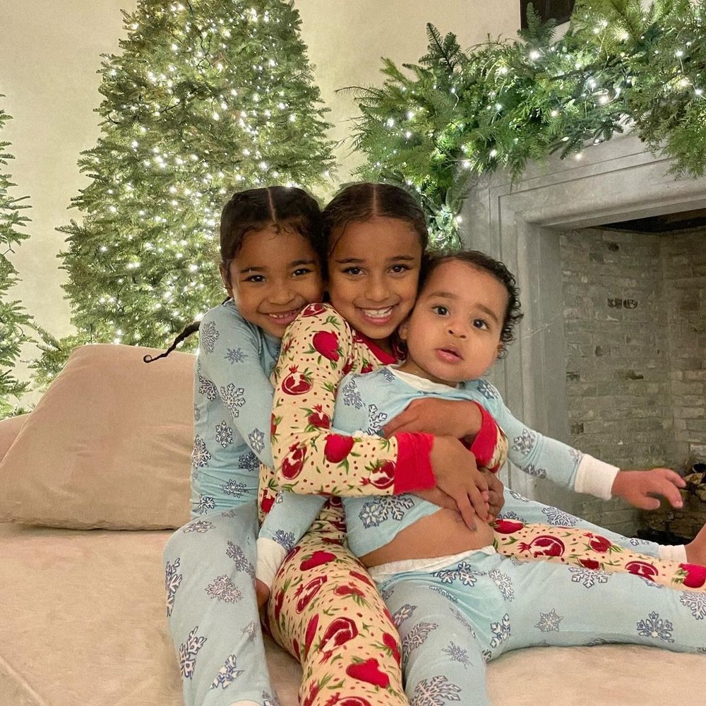 Khloé Kardashian Mostra Decoração De Natal Ao Publicar Fotos Dos Filhos