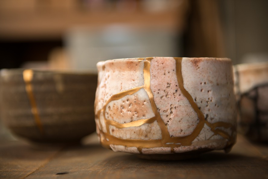 Kintsugi: a arte japonesa de reparar cerâmicas quebradas | Arte | Casa e Jardim