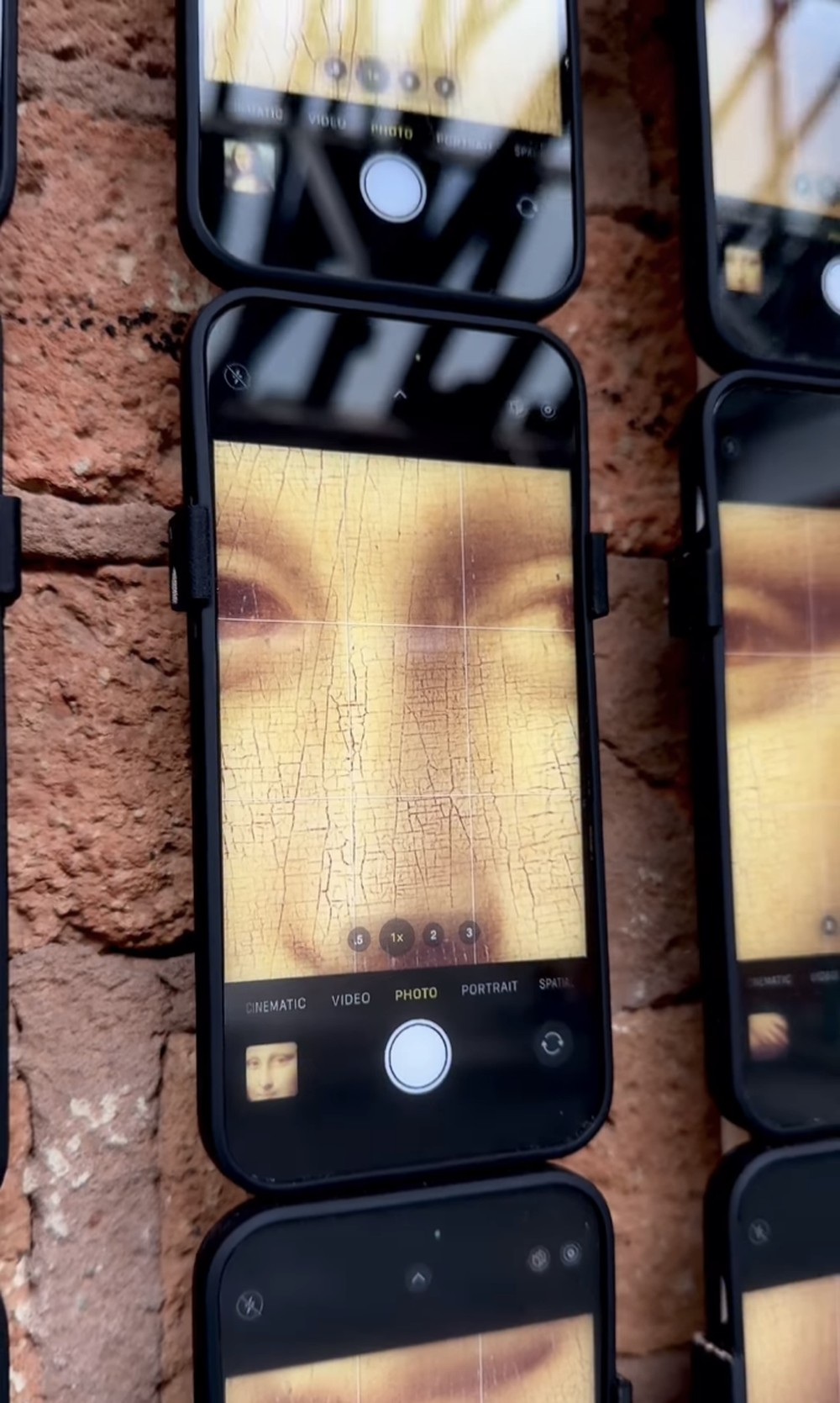 Artista transforma 100 iPhones em mosaico da 'Mona Lisa' com crítica à era digital | Arte | Casa ...