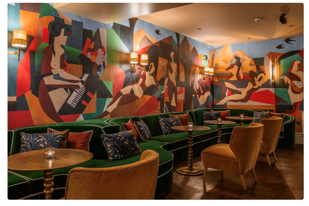 Bar em Bruxelas tem decoração inspirada no surrealismo de René Magritte