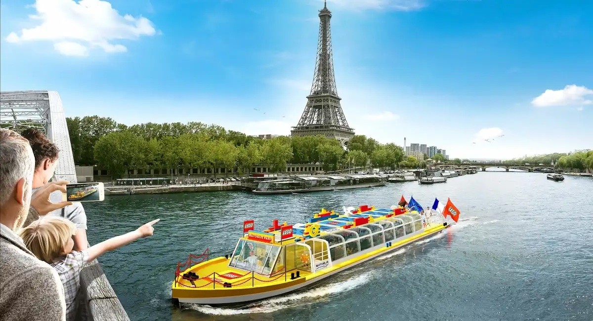 Durante as Olimpíadas, barco feito parcialmente de Lego leva turistas a marcos de Paris | Mundo ...