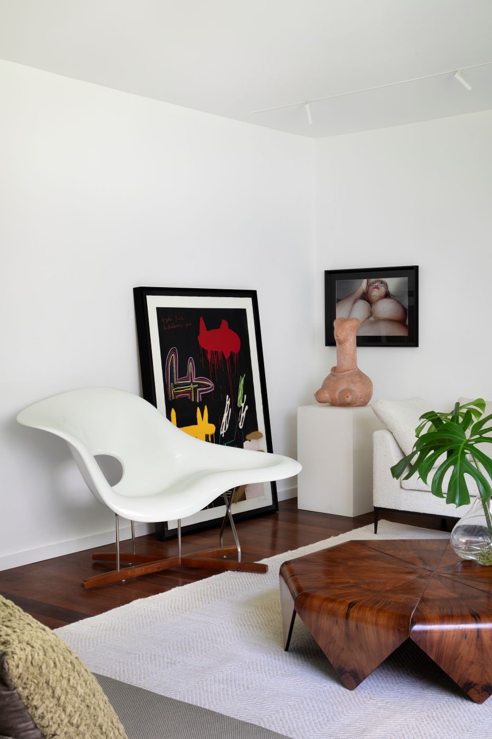 Projeto transforma apê dos anos 1960 em lar com ares de galeria de arte ...