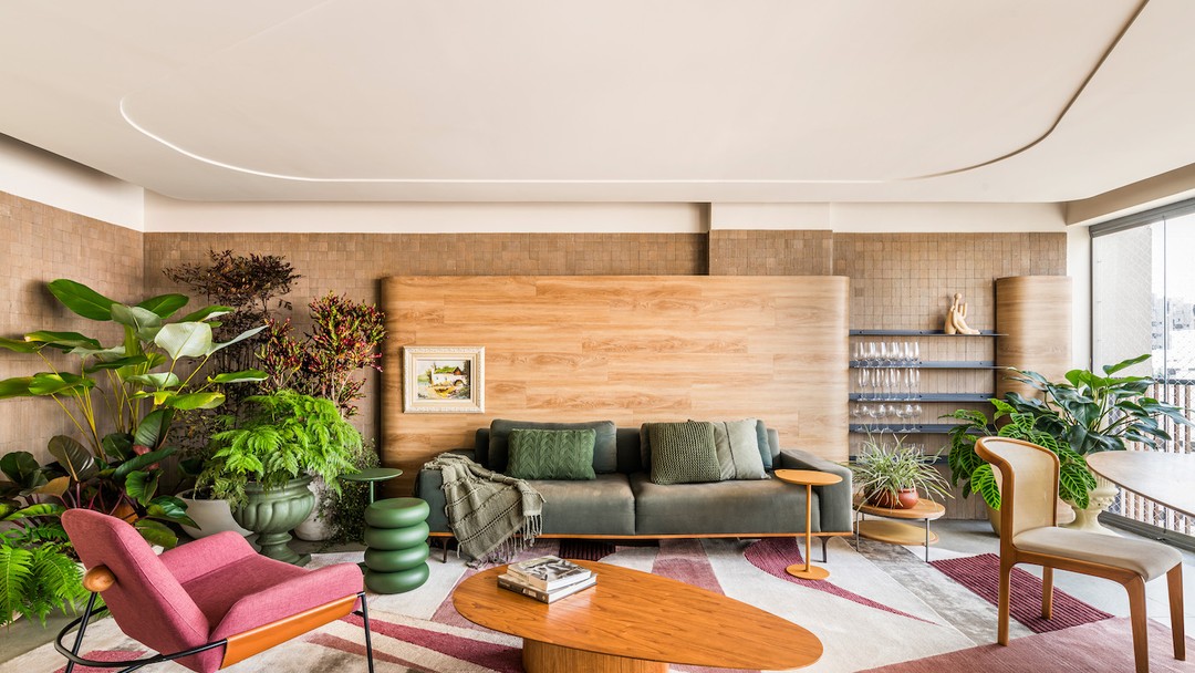 Vista para praça foi ponto de partida em projeto de apê com living ...