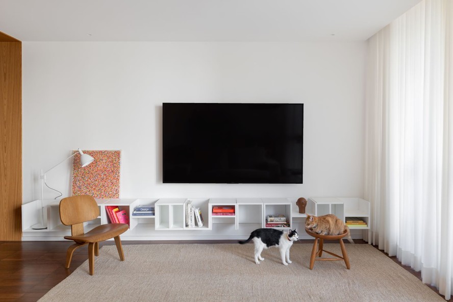 Apê dos anos 1970 ganha novo layout, mas respeita a arquitetura original
