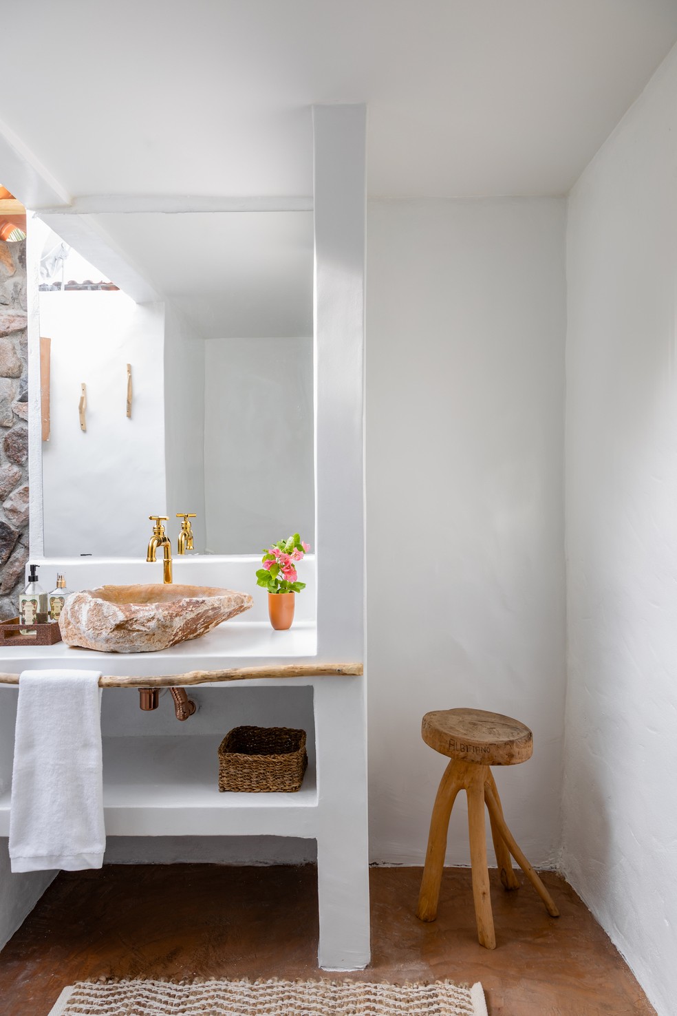 Metais dourados no banheiro: quando usar, como combinar + 16 ideias ...