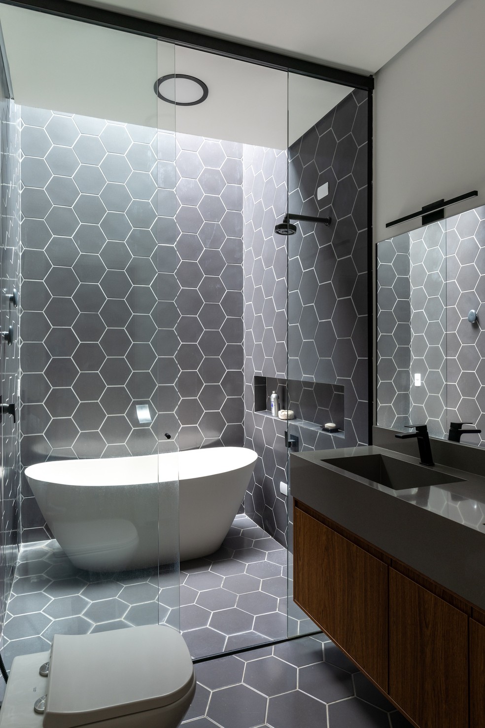 Piso hexagonal no banheiro: cores, materiais + 21 ideias para se inspirar