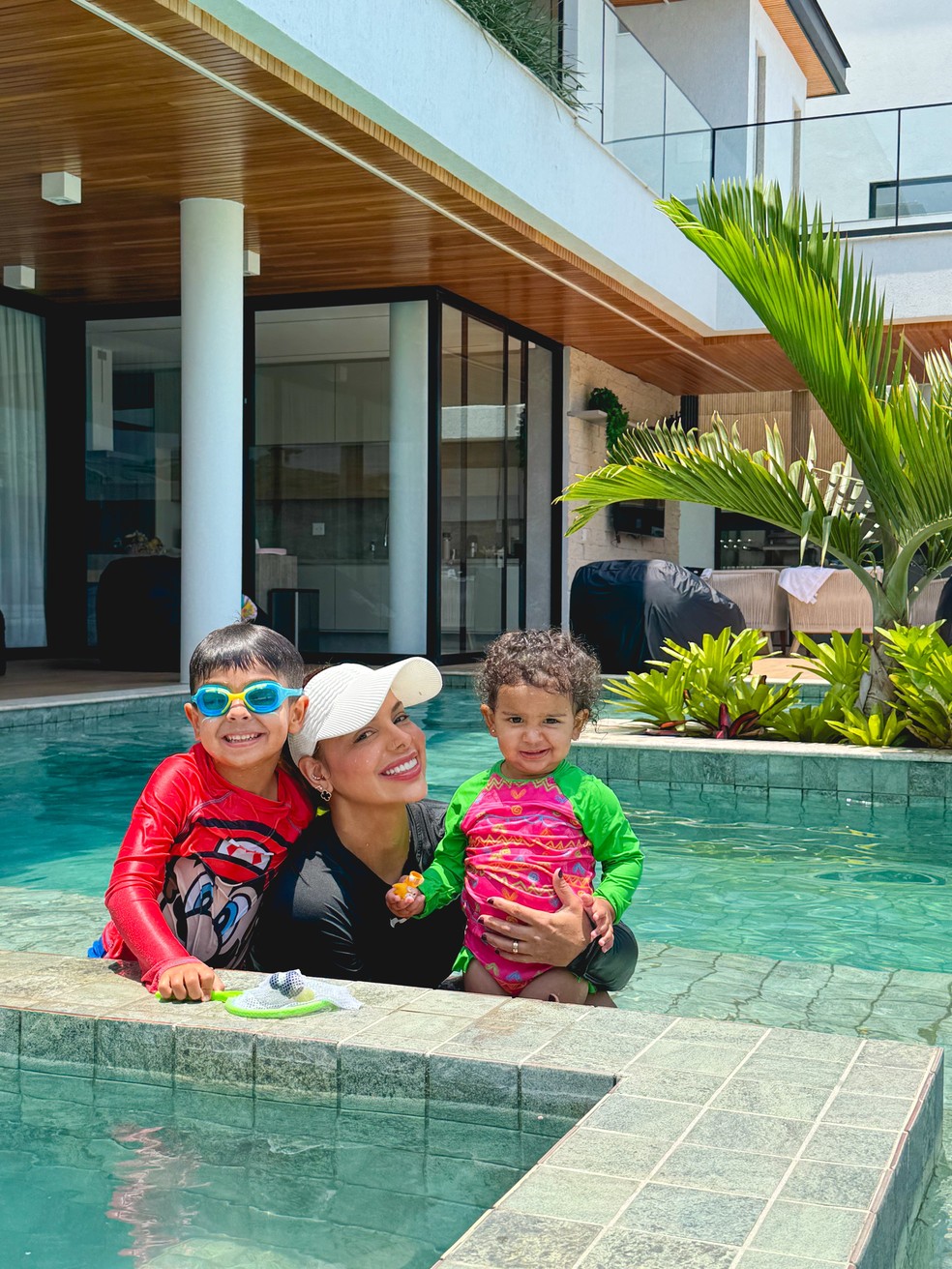 Evelyn Regly coloca mansão de mil m² no RJ à venda por R$ 19 milhões