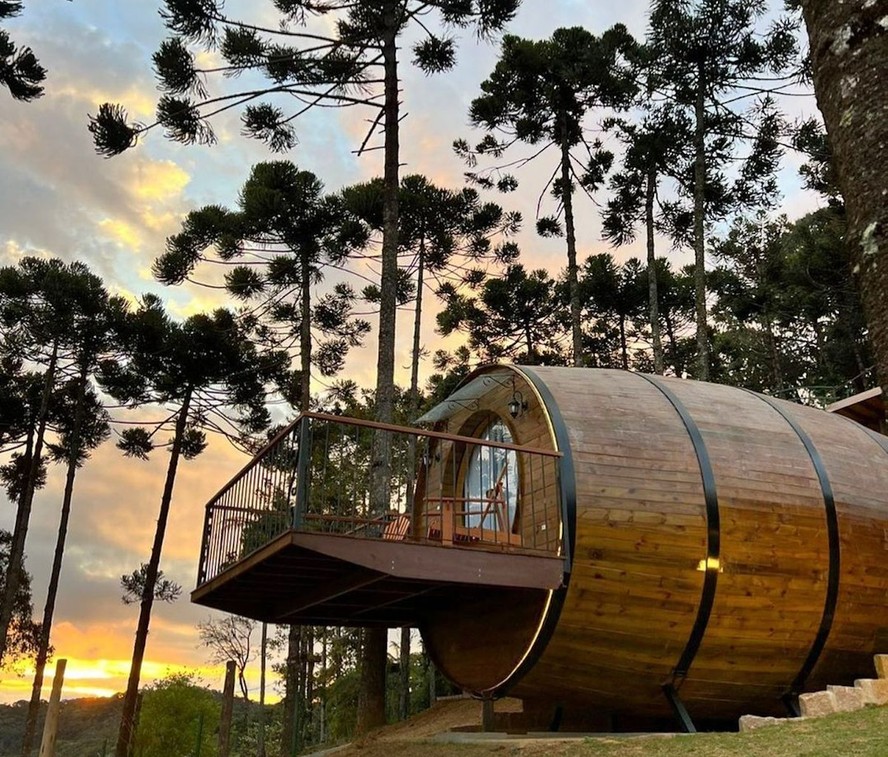 Dormir em um barril, como o Chaves, é possível neste hotel em Minas Gerais